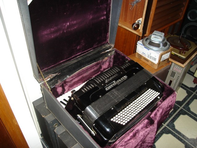 VINTAGE CORDOVOX SUPER V ACCORDIAN For Sale - Canuck Audio Mart