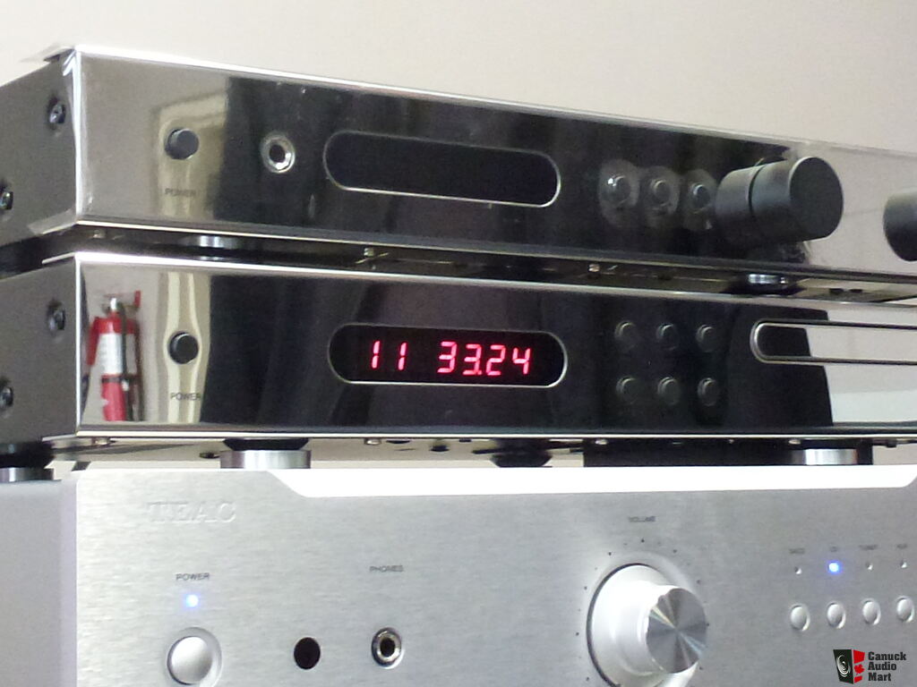 AURA VIVID CD player Dealer Ad - Canuck Audio Mart