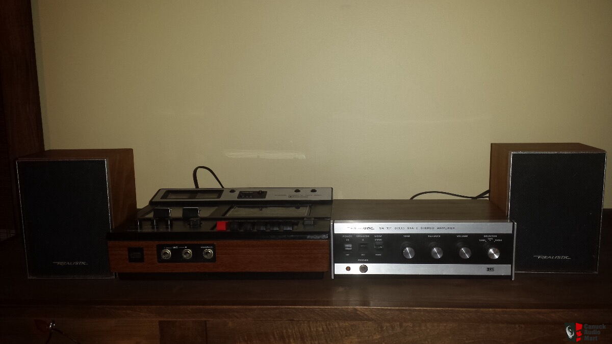Realistic SA-101 integrated amplifier with Minimus 0.5 speakers Photo ...