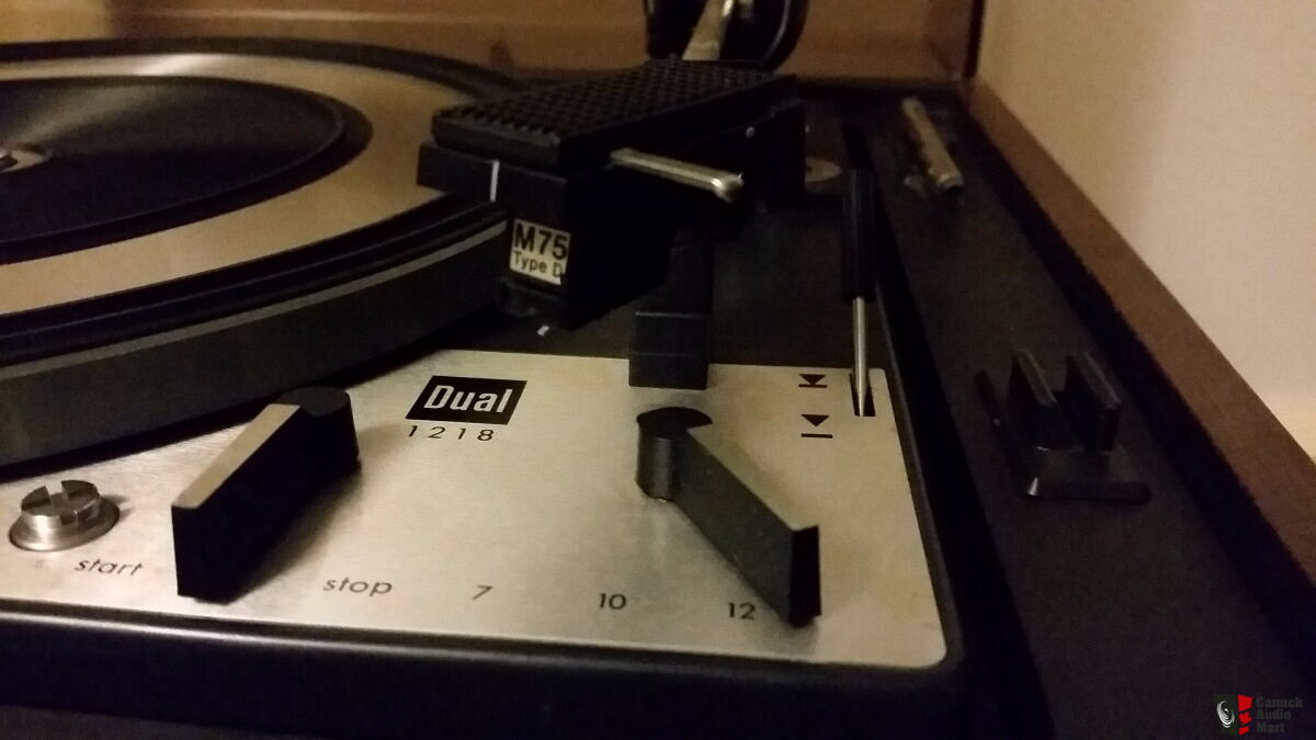 Dual 1218 Noresco 3-Speed (33s,45s & 78s) Idler-Drive Turntable