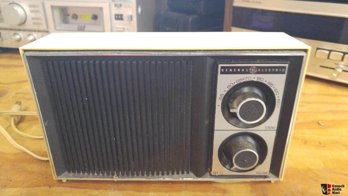 Collection of early tube tabletop radios Photo #1467731 - Canuck Audio Mart