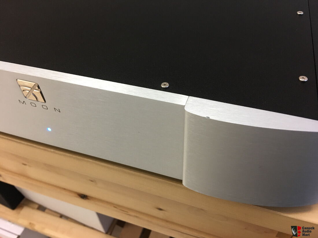 SimAudio Moon P8 Preamplifier. 2-chassis Photo #1979388 - Canuck Audio Mart
