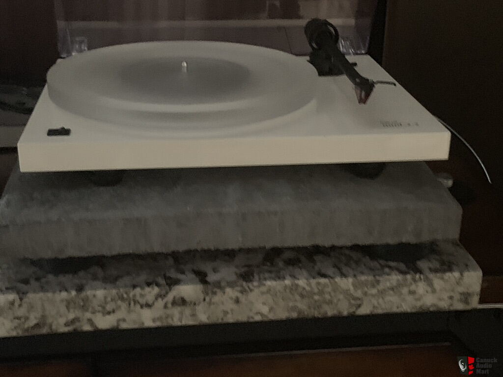 Music Hall MMF 2.2 White Turntable with with upgraded Ortifon red ...