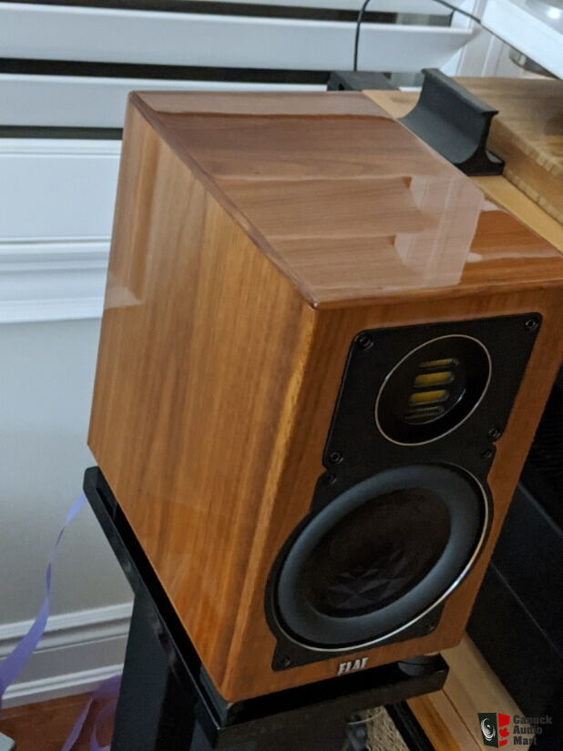 Elac BS403 in high gloss walnut Photo #2475141 - Canuck Audio Mart