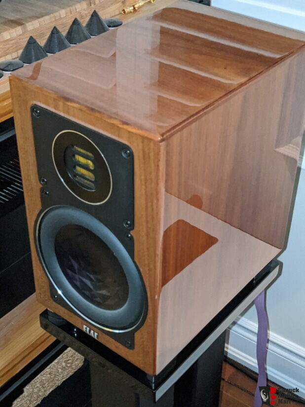 Elac BS403 in high gloss walnut Photo #2475146 - Canuck Audio Mart