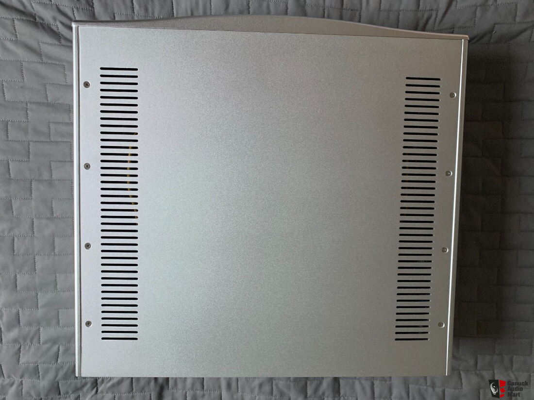 silver amp Hegel H20 & black preamp Hegel P30 combo Photo #3147207 ...