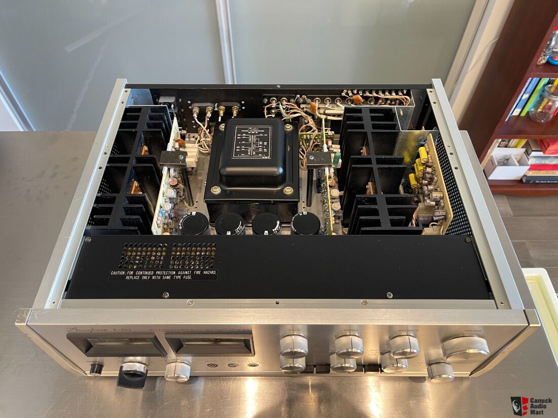 Vintage Accuphase E-202 Integrated Amplifier Photo #3161362 - UK Audio Mart