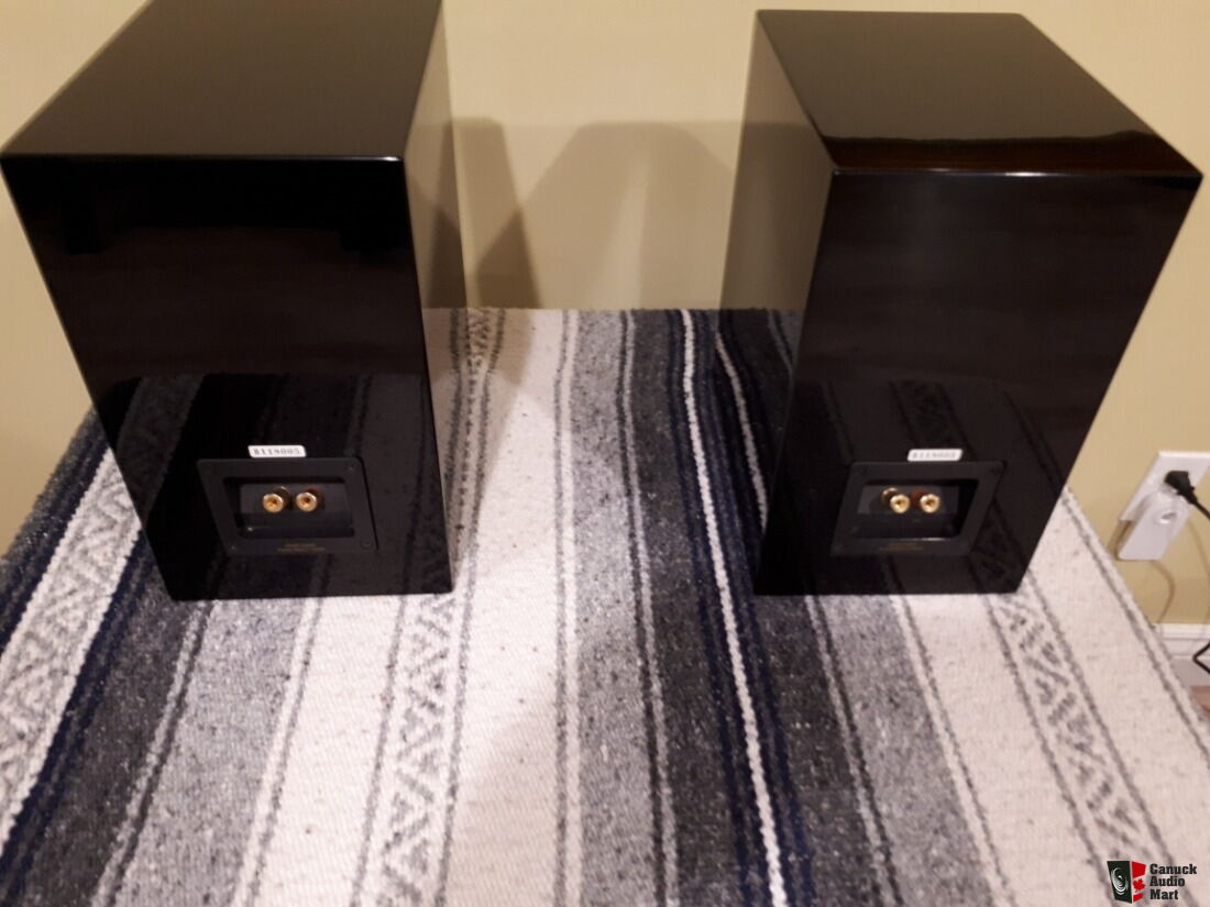 A set of Usher S-520 bookshelf speakers and S-525 Centre channel ...