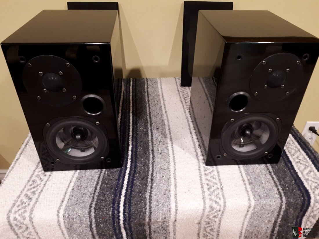A set of Usher S-520 bookshelf speakers and S-525 Centre channel ...