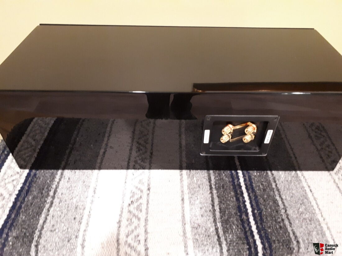A set of Usher S-520 bookshelf speakers and S-525 Centre channel ...