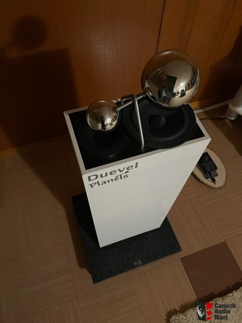 Duevel Planets floorstanding omnidirectional speakers in Gloss White ...