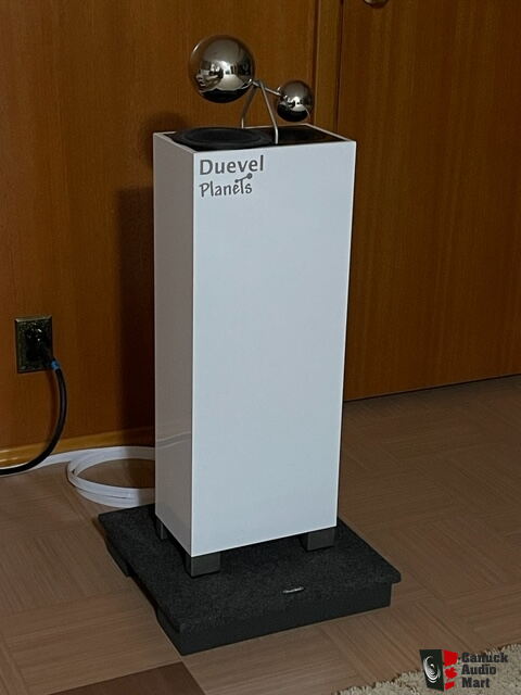 Duevel Planets floorstanding omnidirectional speakers in Gloss White ...