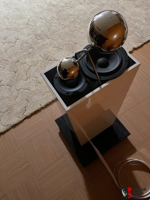 Duevel Planets floorstanding omnidirectional speakers in Gloss White ...