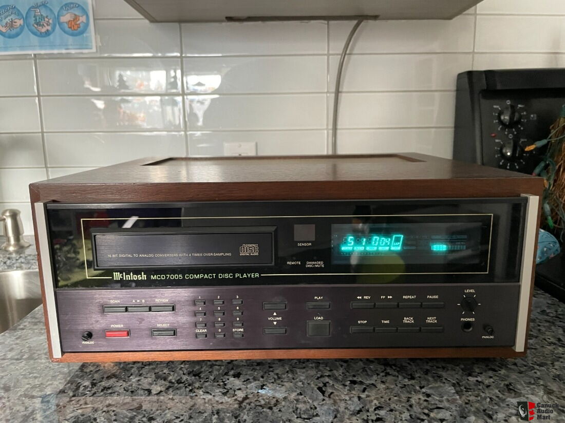 McIntosh MCD 7005 CD Player w/ Slant Base Wooden Cabinet Photo #3797947 ...