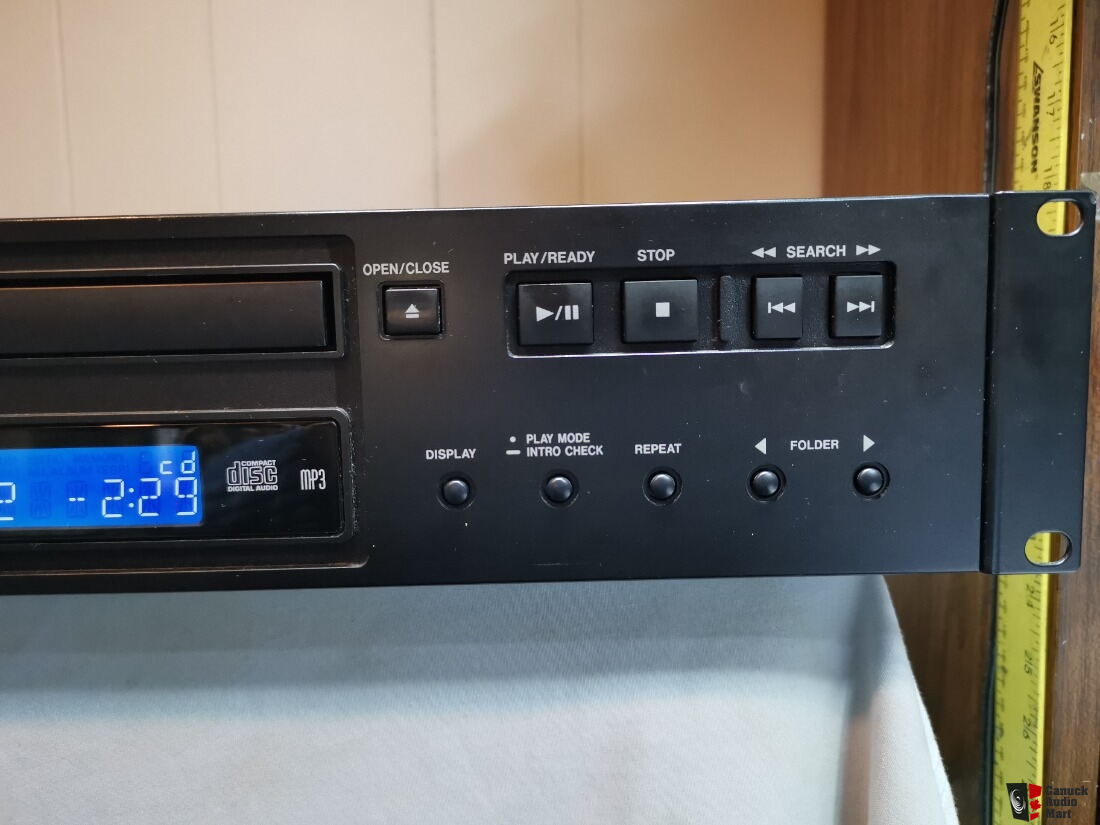 Tascam CD-200 cd player Photo #3876597 - Canuck Audio Mart