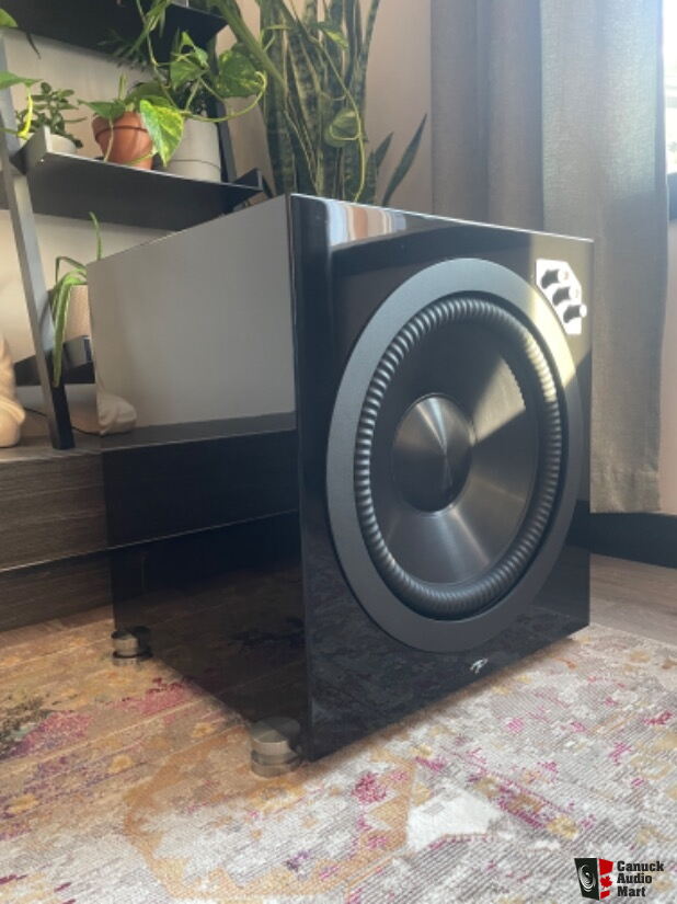 Piano Black Paradigm 2000SW Photo #4083603 - US Audio Mart