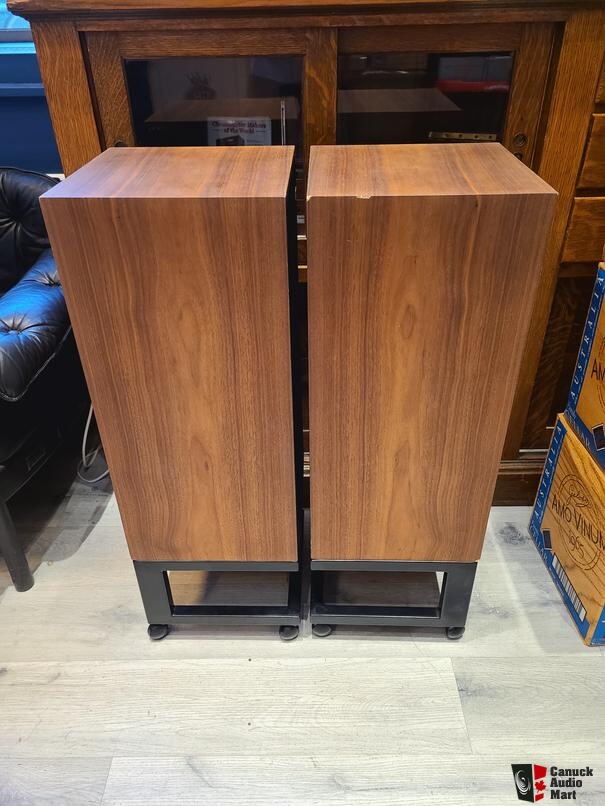 Ferrite Magnet Pair of speakers and Stands Photo #4088672 - Canuck ...