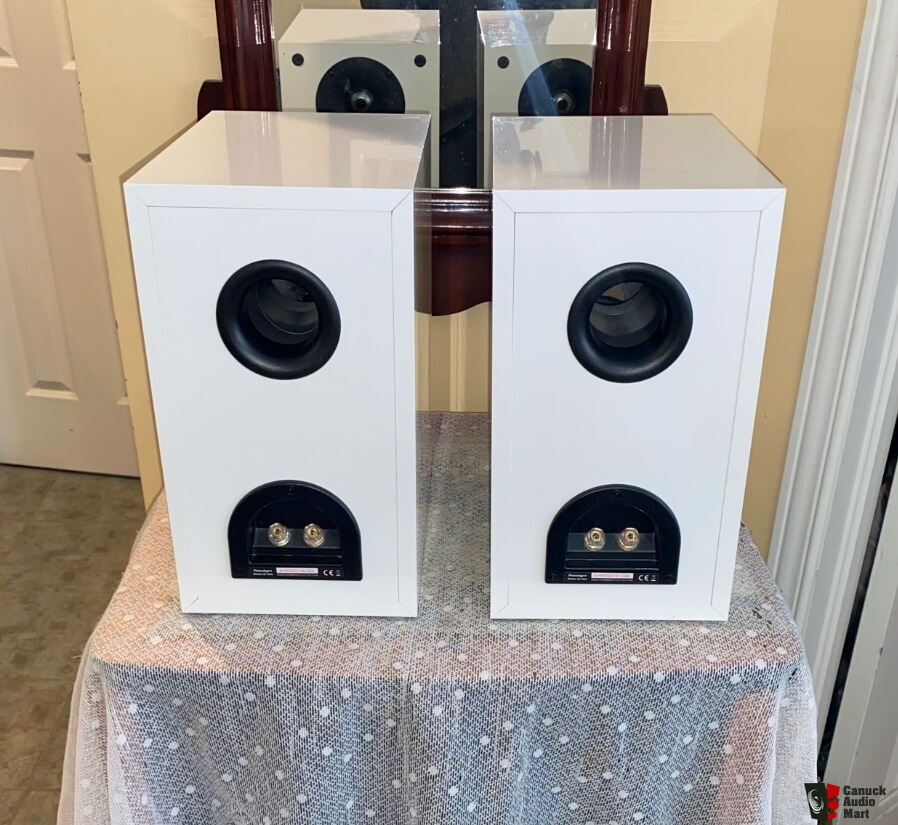Paradigm Bookshelf Speakers in High Gloss White Monitor SE Atom Photo ...
