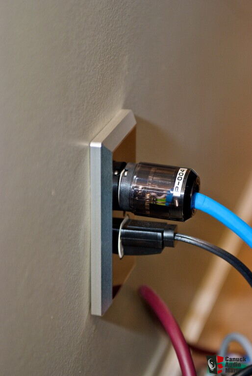 Oyaide R1 Outlet For Sale - Canuck Audio Mart