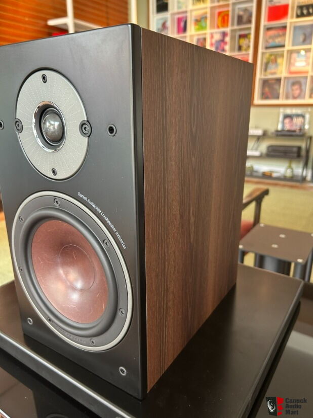 Dali Oberon 3 Bookshelf Speaker (Floor Demo) Dealer Ad - Canuck Audio Mart