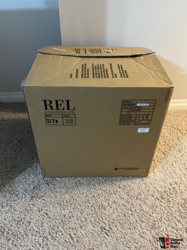 Rel T/7X Subwoofer in gloss black Photo #4650100 - US Audio Mart