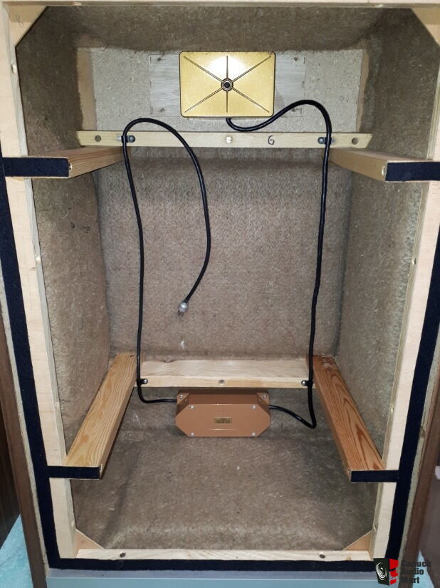 Tannoy .. Lockwood Academy2 cabinets loaded with .. 12'' Monitor Gold ...