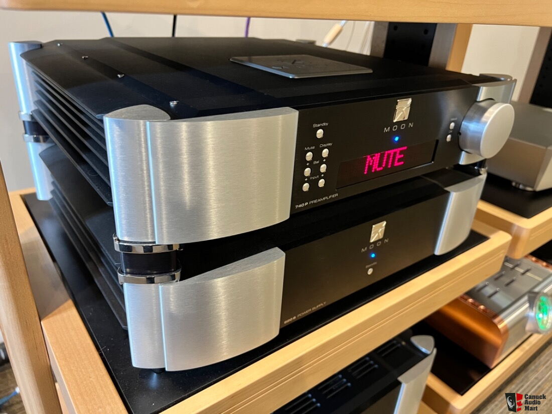 MOON 740P Preamplifier and 820S Power Supply - Dealer Demo Photo ...