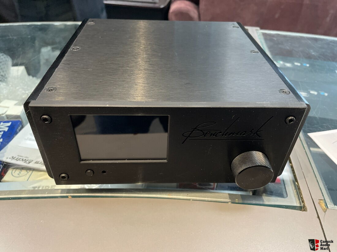 Benchmark LA 4 (includes original locking cable + remote) Dealer Ad ...