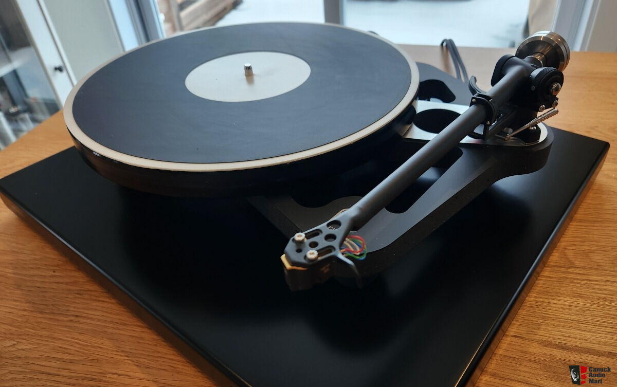 Rega P8 with optional PSU and Iso Acoustic isolation platform Photo ...