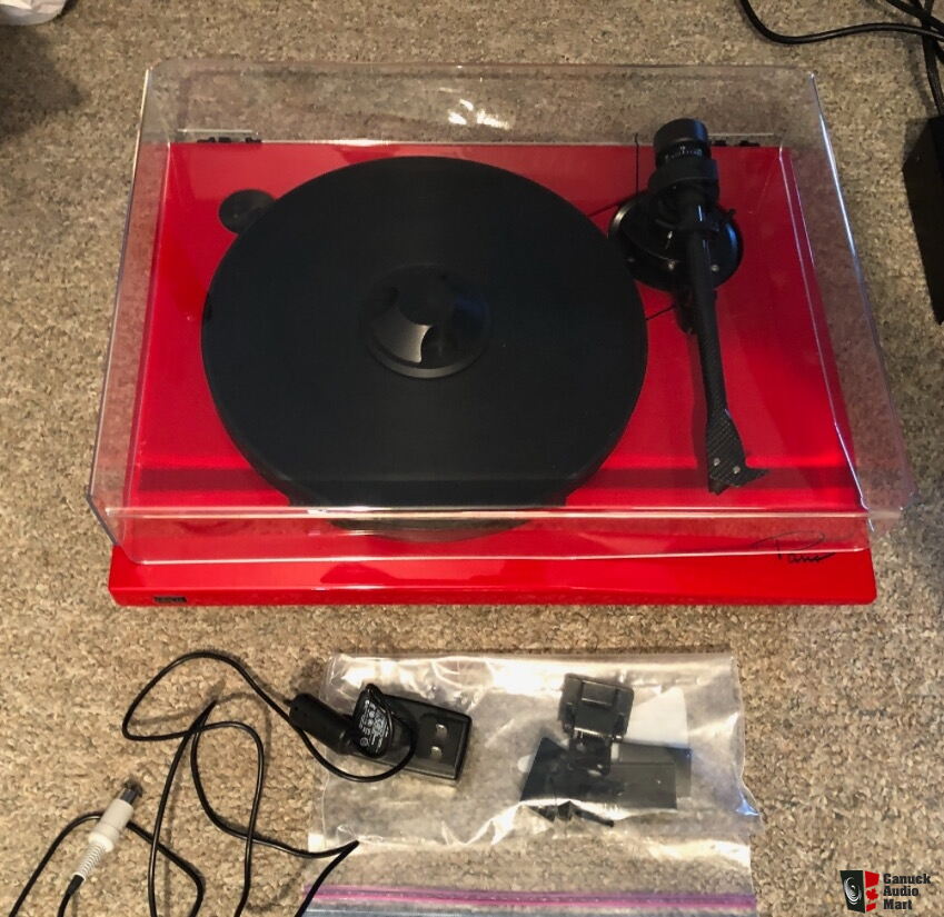 Oracle Paris MkV turntable red with dustcover Photo #4958240 - Canuck ...