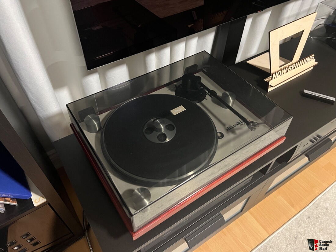 Oracle Alexandria MKII Turntable For Sale - Canuck Audio Mart