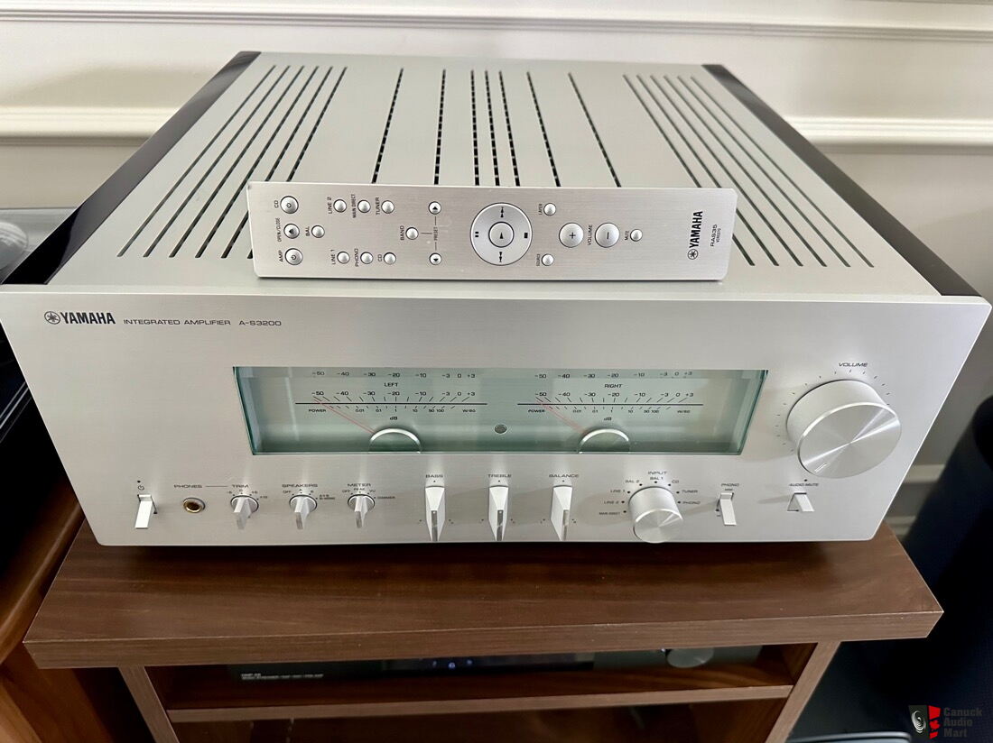 Yamaha A-S3200 Int Amp. Silver, Rare Photo #5081177 - UK Audio Mart