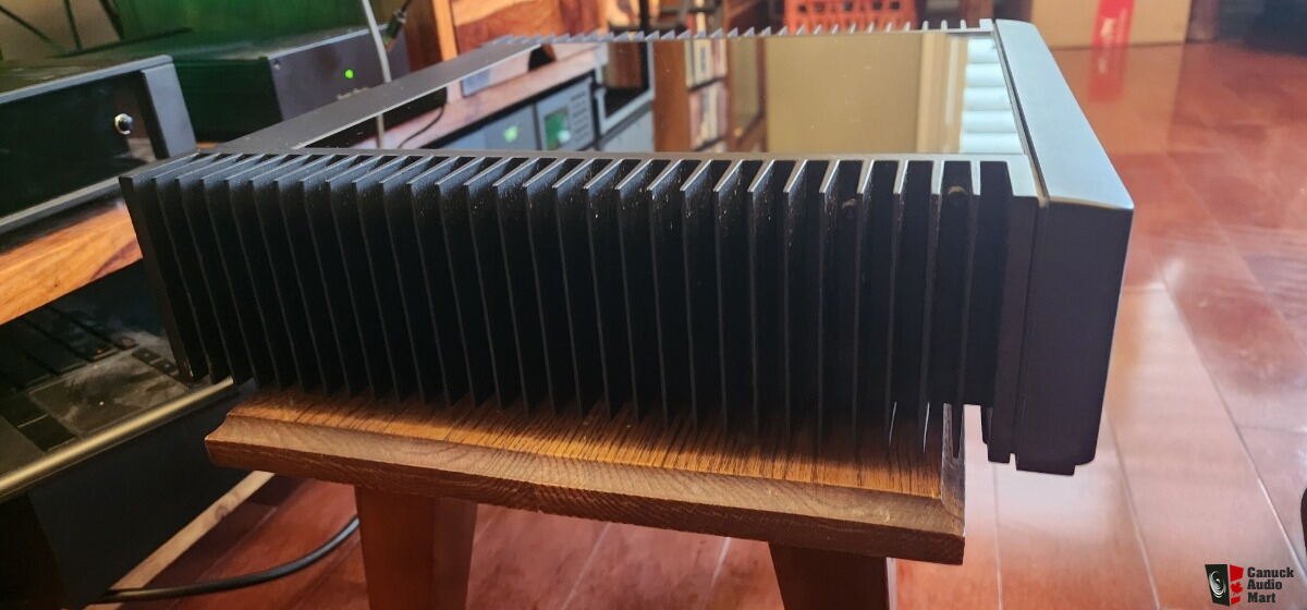 Meridian 551 integrated amplifier Photo #5384779 - Canuck Audio Mart