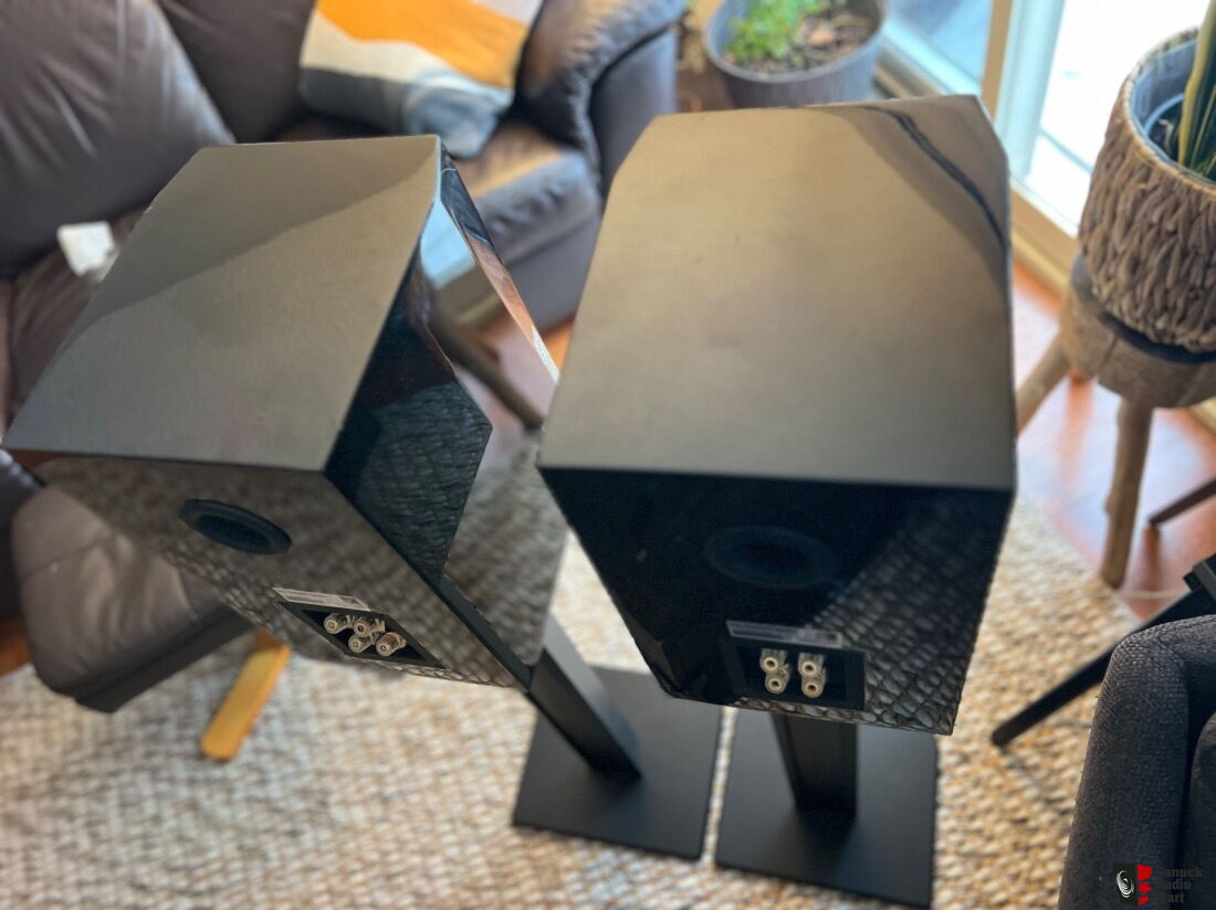 SVS Ultra Bookshelf Speakers - Piano Black Photo #5526878 - Canuck ...