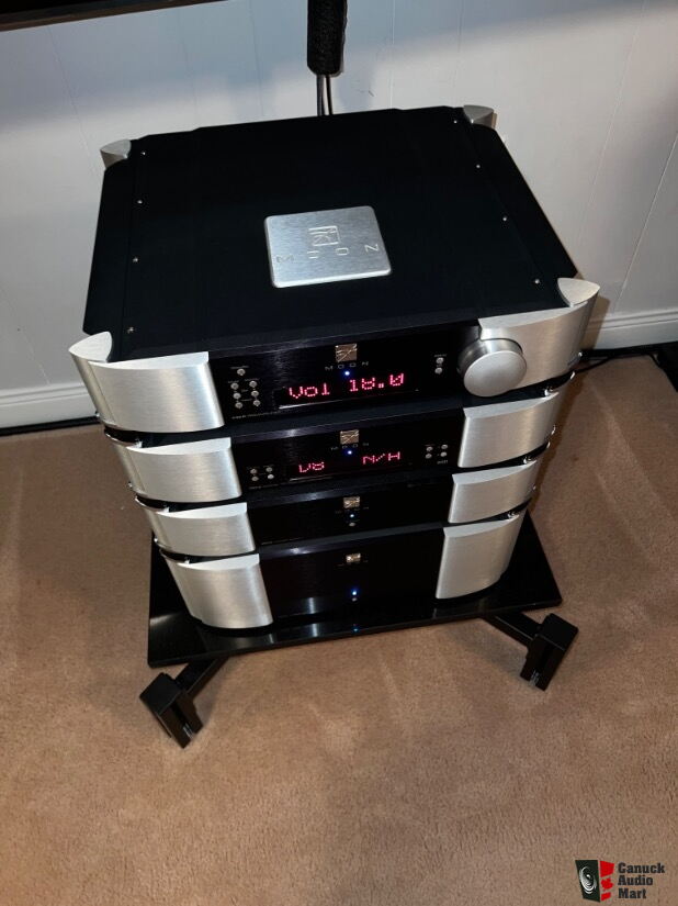Moon by Simaudio complete system 2 tone Photo #5777980 - Canuck Audio Mart
