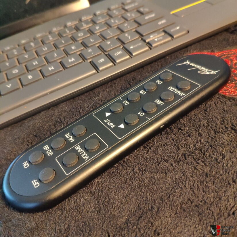 Benchmark la4 with remote original owner Photo #5865981 - Canuck Audio Mart