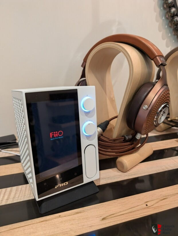 Fiio R7 Desktop Digital Streaming Music Player and DAC/Amp (Black and ...