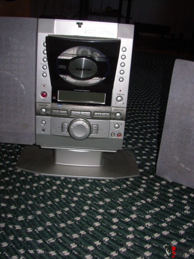 Sanyo vertical micro system cd radio w/ detachable speakers Photo ...