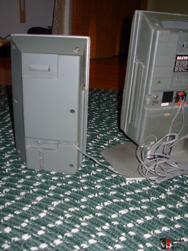 Sanyo vertical micro system cd radio w/ detachable speakers Photo ...