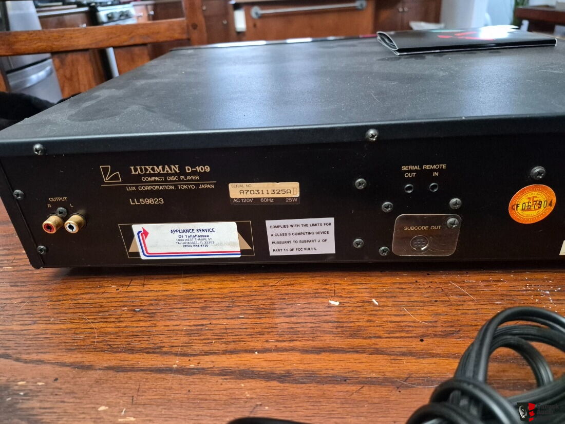 Luxman D 109 cd player Photo #6055215 - Canuck Audio Mart