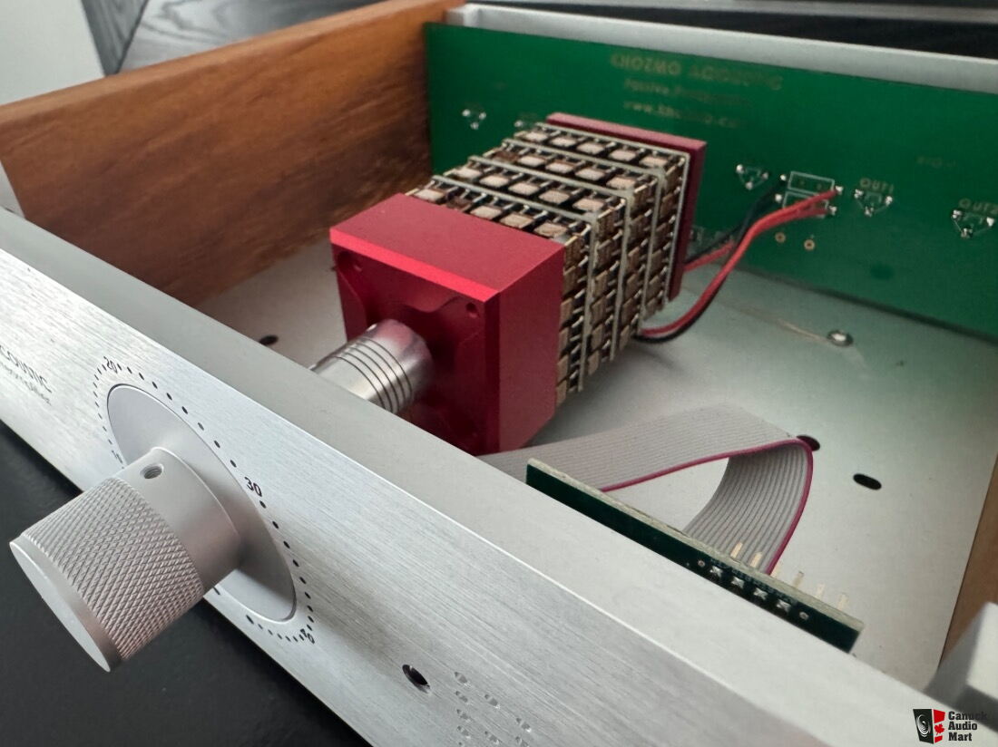 Khozmo Acoustics passive preamp. Z-Foil resistors stepped attenuator ...